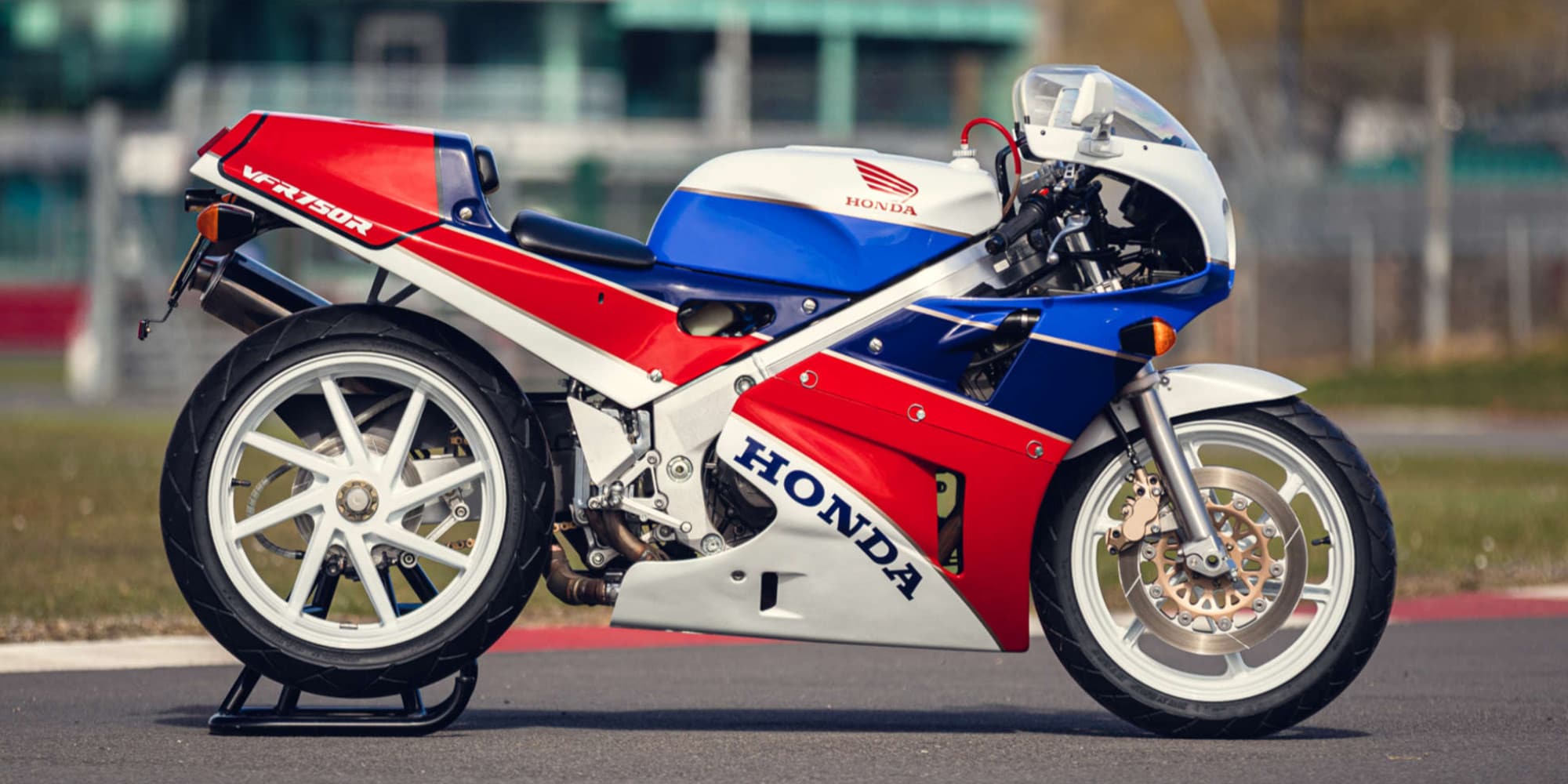 Honda RC30 (nuova) venduta a prezzo record... e c'è anche un pizzico di ...