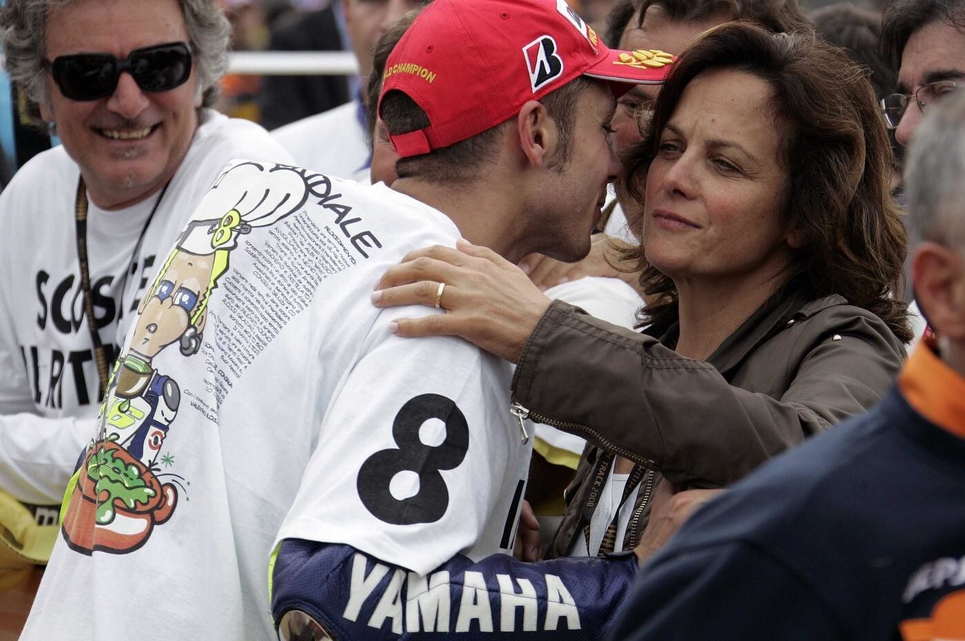 La mamma è la mamma, quella di un motociclista ha (tanti) superpoteri ...