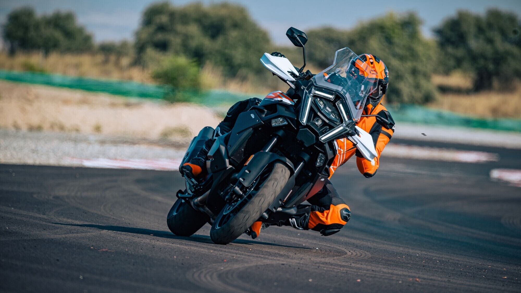 KTM 1390 Super Adventure S 2025: crossover sportiva che non teme lo ...