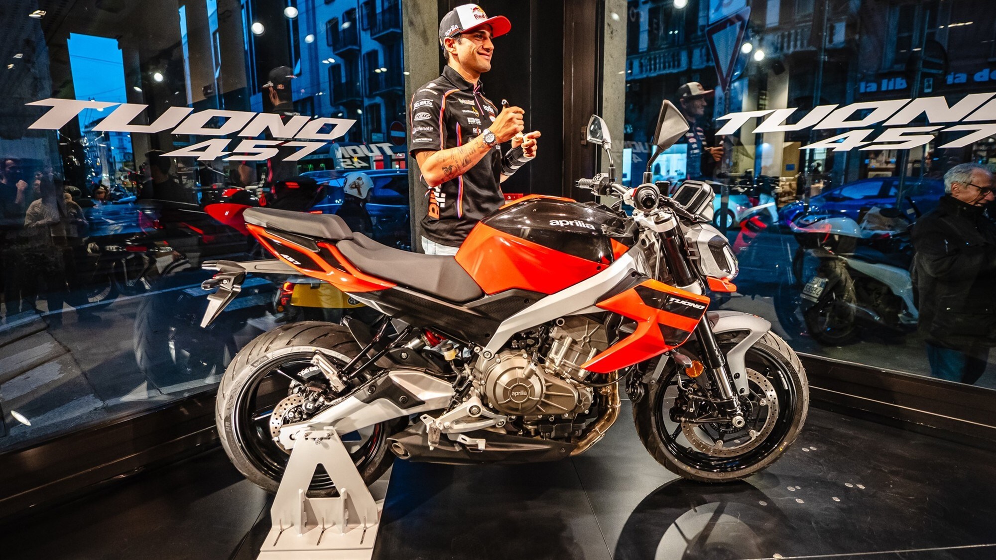 Tuono 457, Jorge Martin a Milano per il lancio della novità Aprilia ...