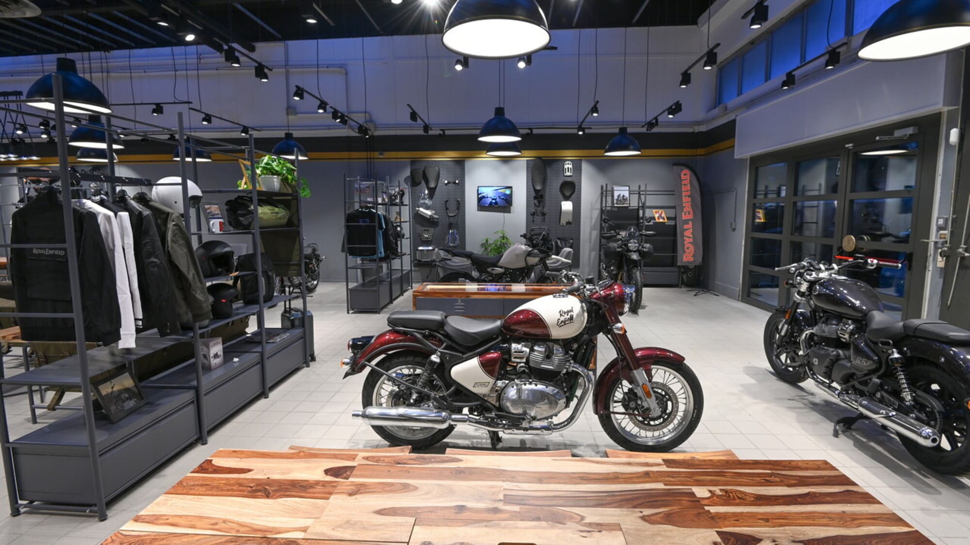 Royal Enfield: apre il nuovo flagship store a Bologna | InMoto.it